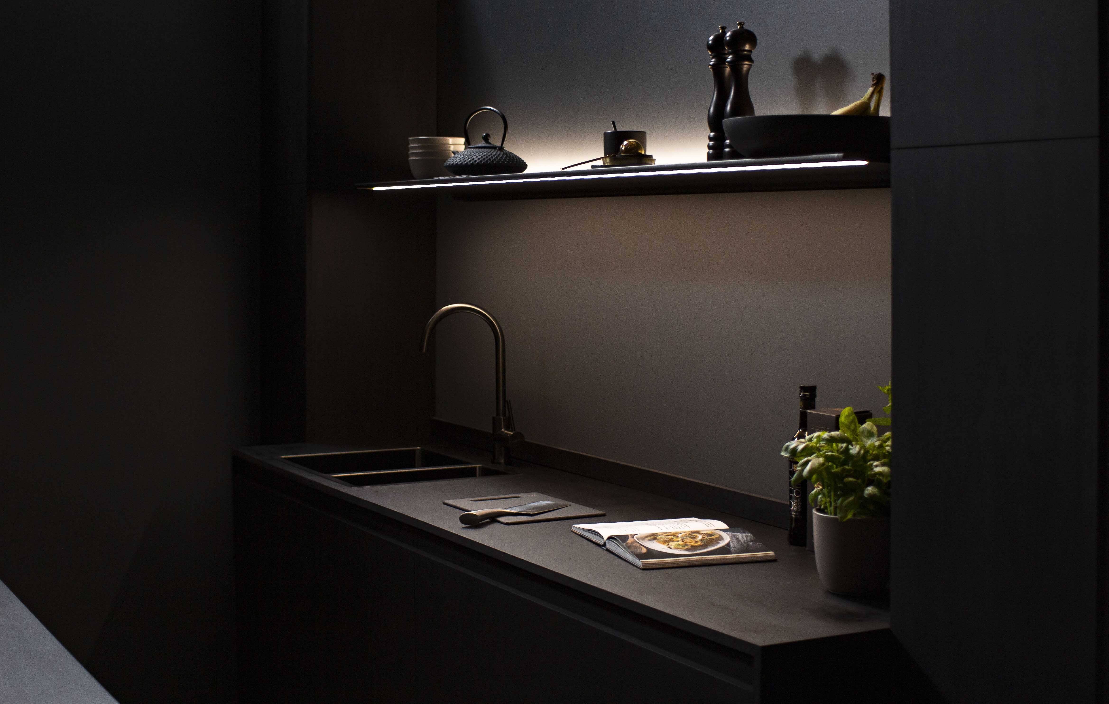 Novy Shelf Pro Mineral Black 215cm keuken verlichting