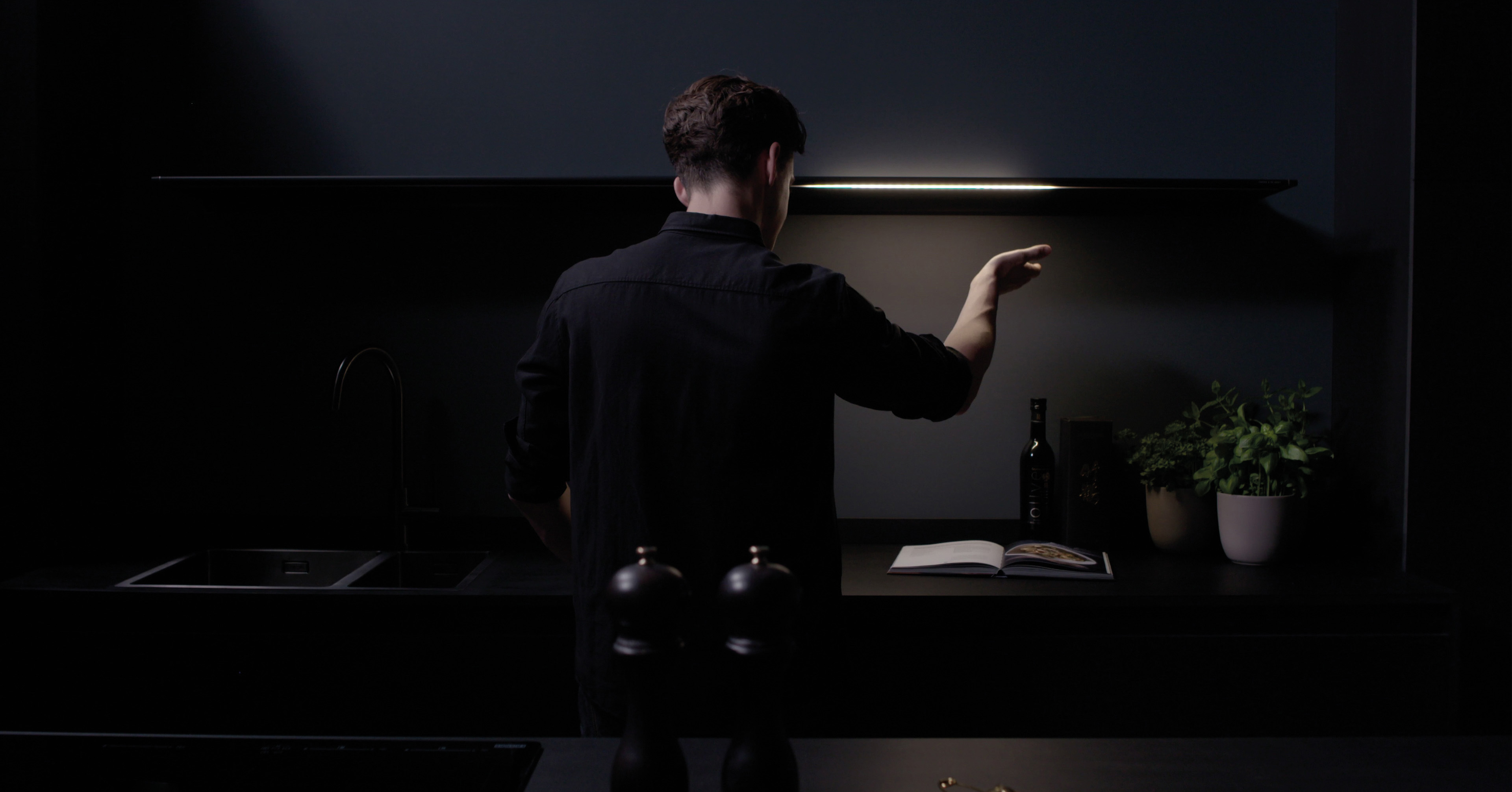 Novy Shelf Pro Mineral Black 305cm keuken verlichting